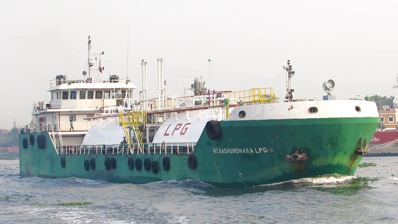 Biggest LPG Tanker Ship Is Fully Loaded Trying To Cross Dangerous Fast ...