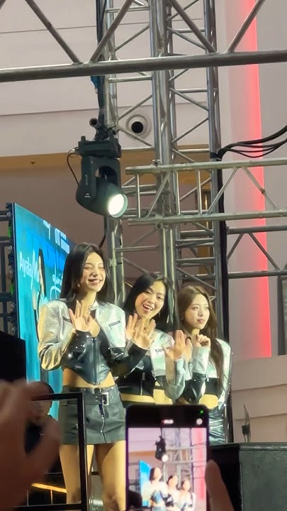 ITZY press event in Manila #itzy #있지 #yeji #chaeryeong #ryujin #yuna #lia - YouTube
