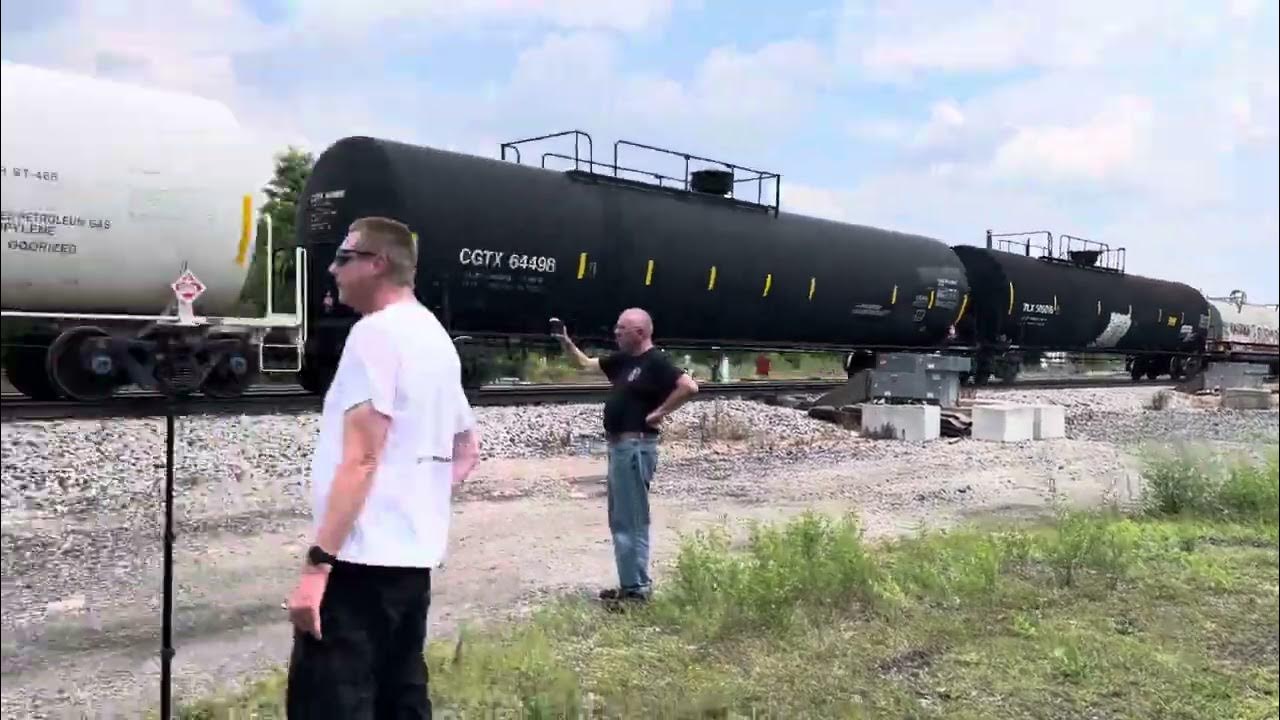 Well he at it again #TrackSideMike gets the horn salute 🫡 from engineer and scares his side kick ...