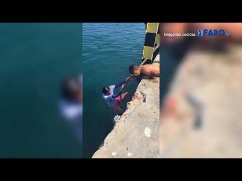 Nueve inmigrantes intentan llegar a nado a un ferry en el puerto de Ceuta