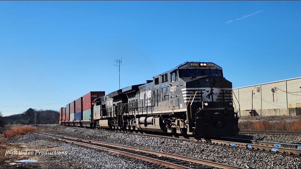 12-26-2022: NS AC44C6M 4207 & NS ET44AC 3652 Lead NS 291 @ Edgewood Ave - Macon, GA - YouTube