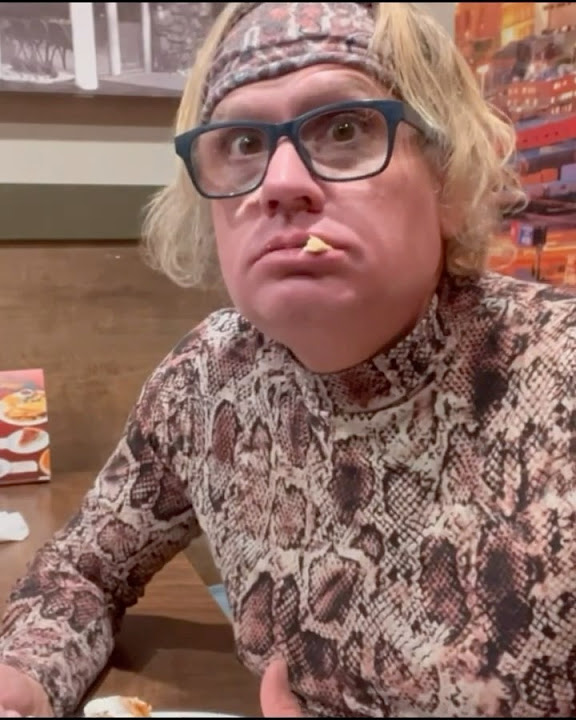 You Won’t Believe Who i Saw at Denny’s!! #dennys - YouTube