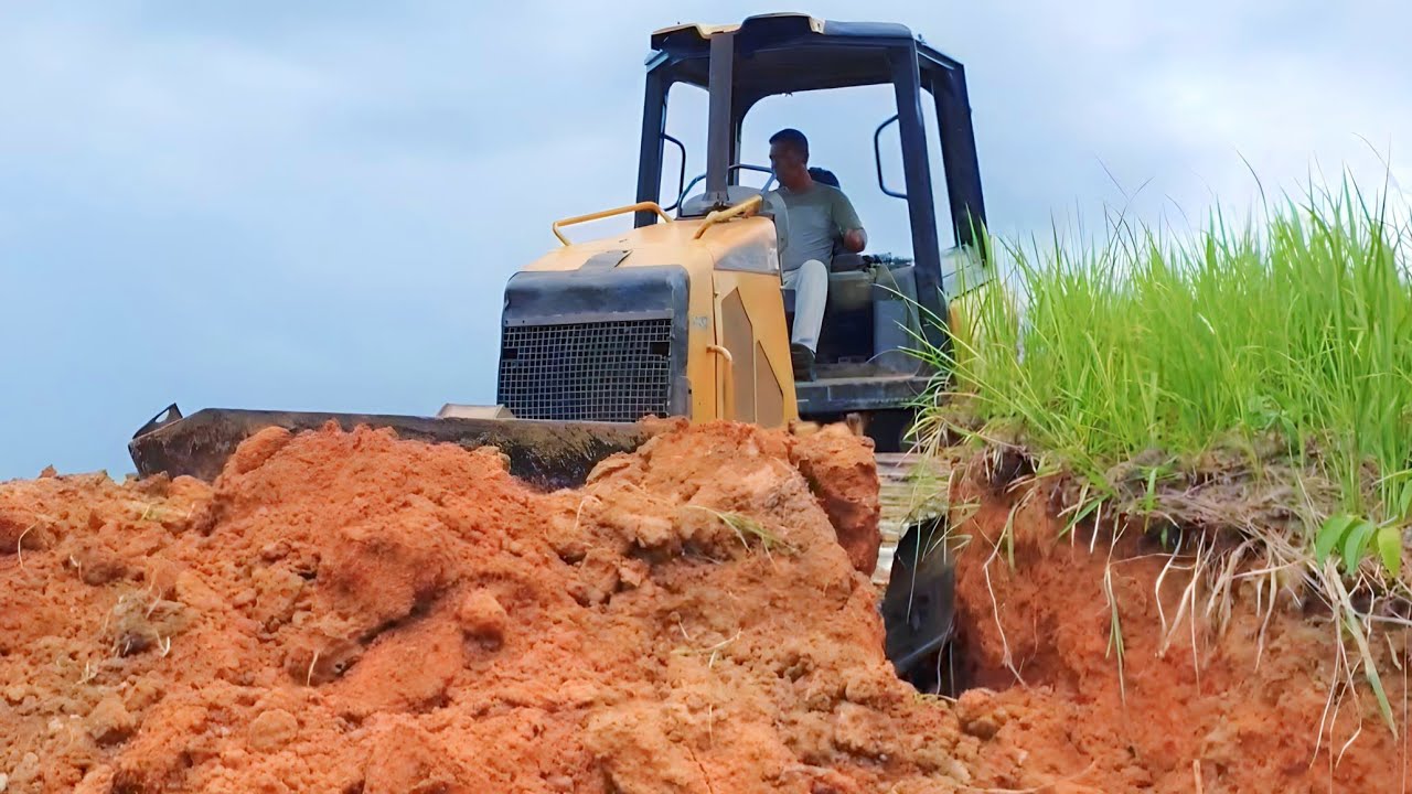 Bulldozer Operator's Exceptional Expertise Creates Terraces for New ...