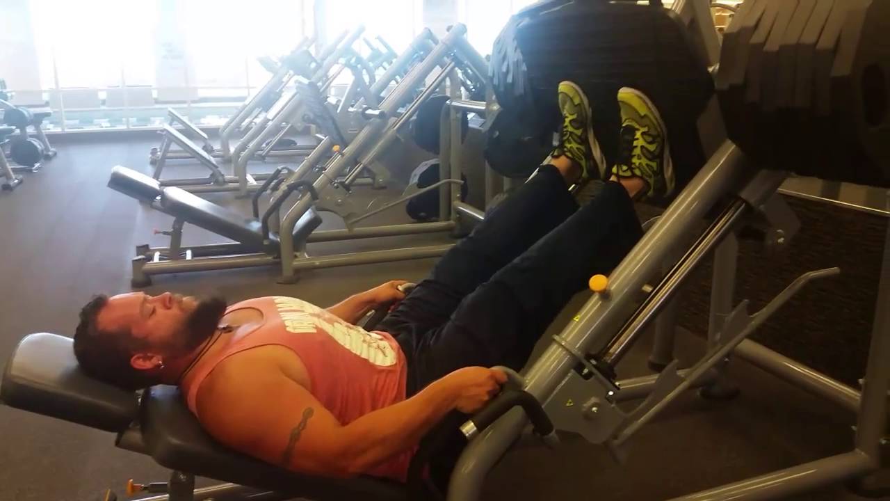 Man uses "The Force" to stop a leg press from crushing him lol. - YouTube