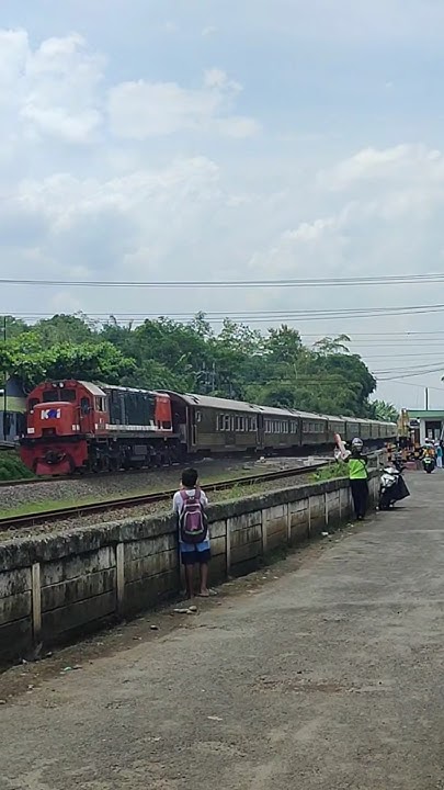 Kereta Api Ini Tidak Jalan Setiap Hari || Moment Lok RnB Menarik Ka ...