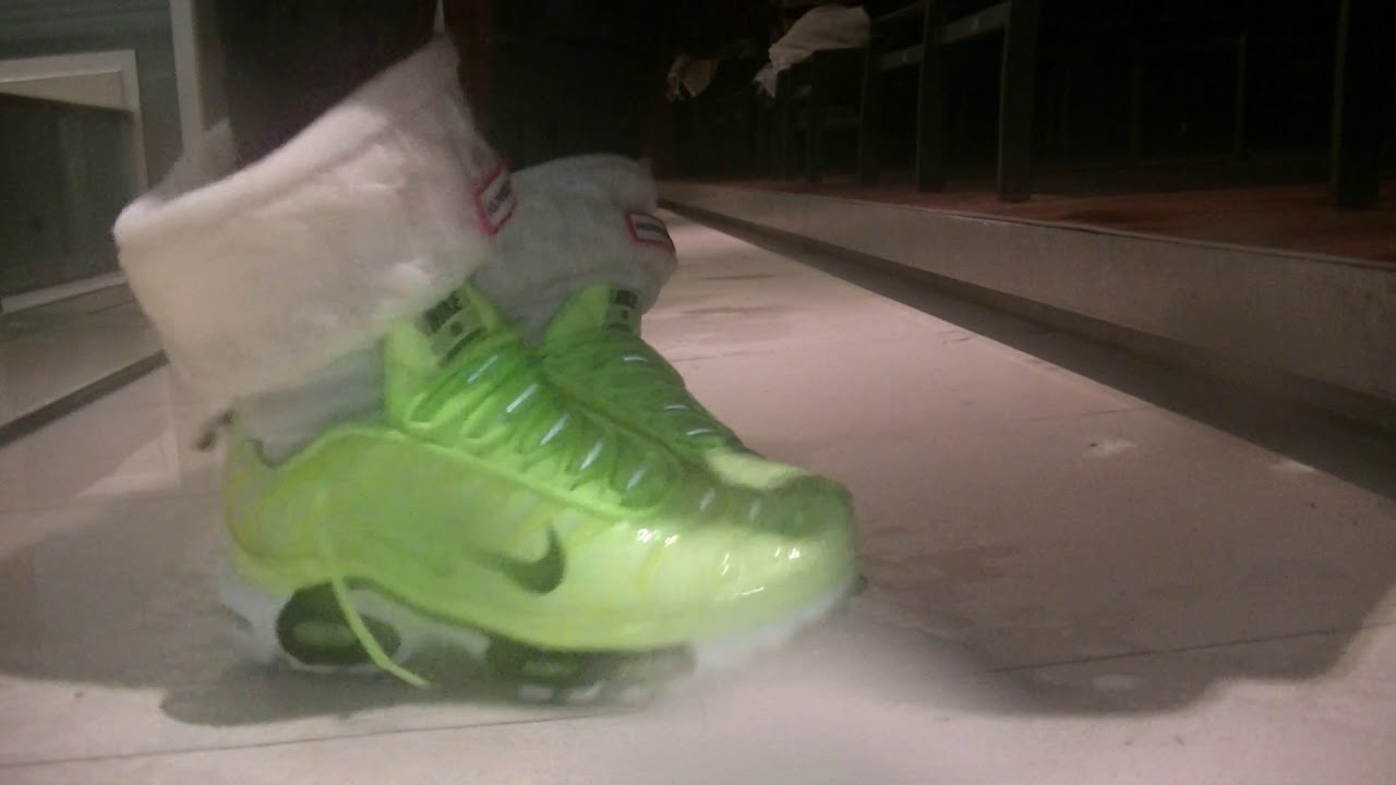 NIKE WETMAX TN PLOUF in the pool - YouTube