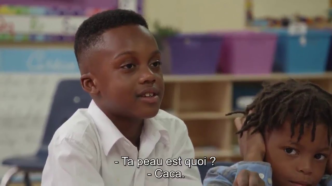 Mason lève la main pour prendre la parole : geste oppressif et ...