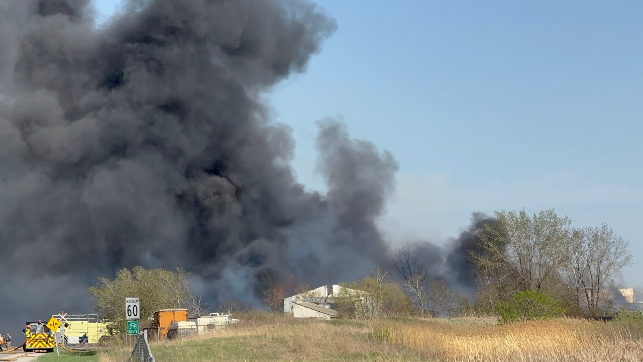 Major fire on Gunn Road - YouTube