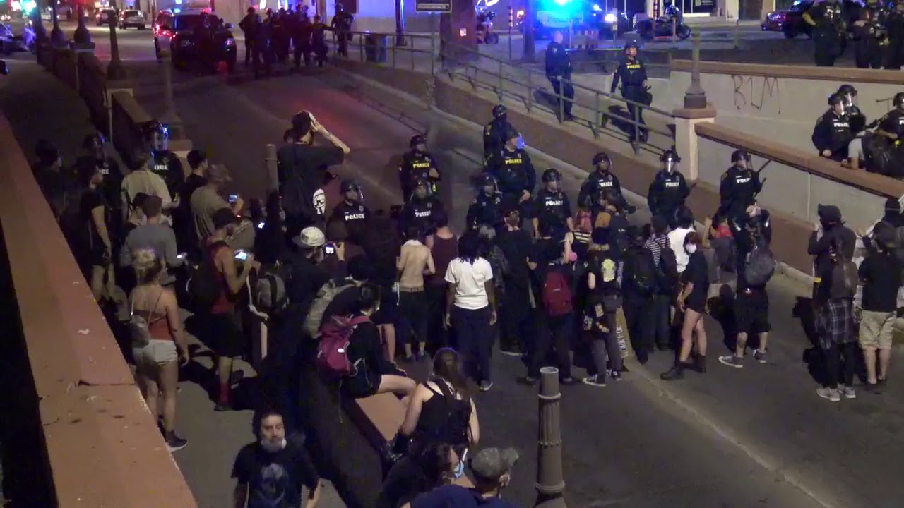 Tucson protesters clashing with TPD riot officers - YouTube