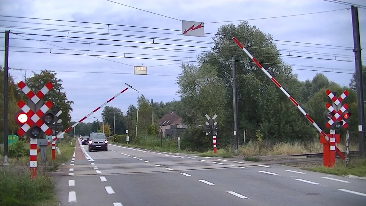 Spoorwegovergang Lier (B) // Railroad crossing // Passage à niveau ...