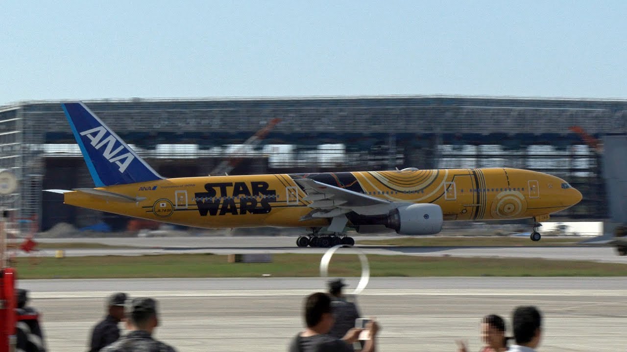 ANA STAR WARS JET(Boeing 777-200/JA743A)- 2017年12月10日 那覇空港 - YouTube