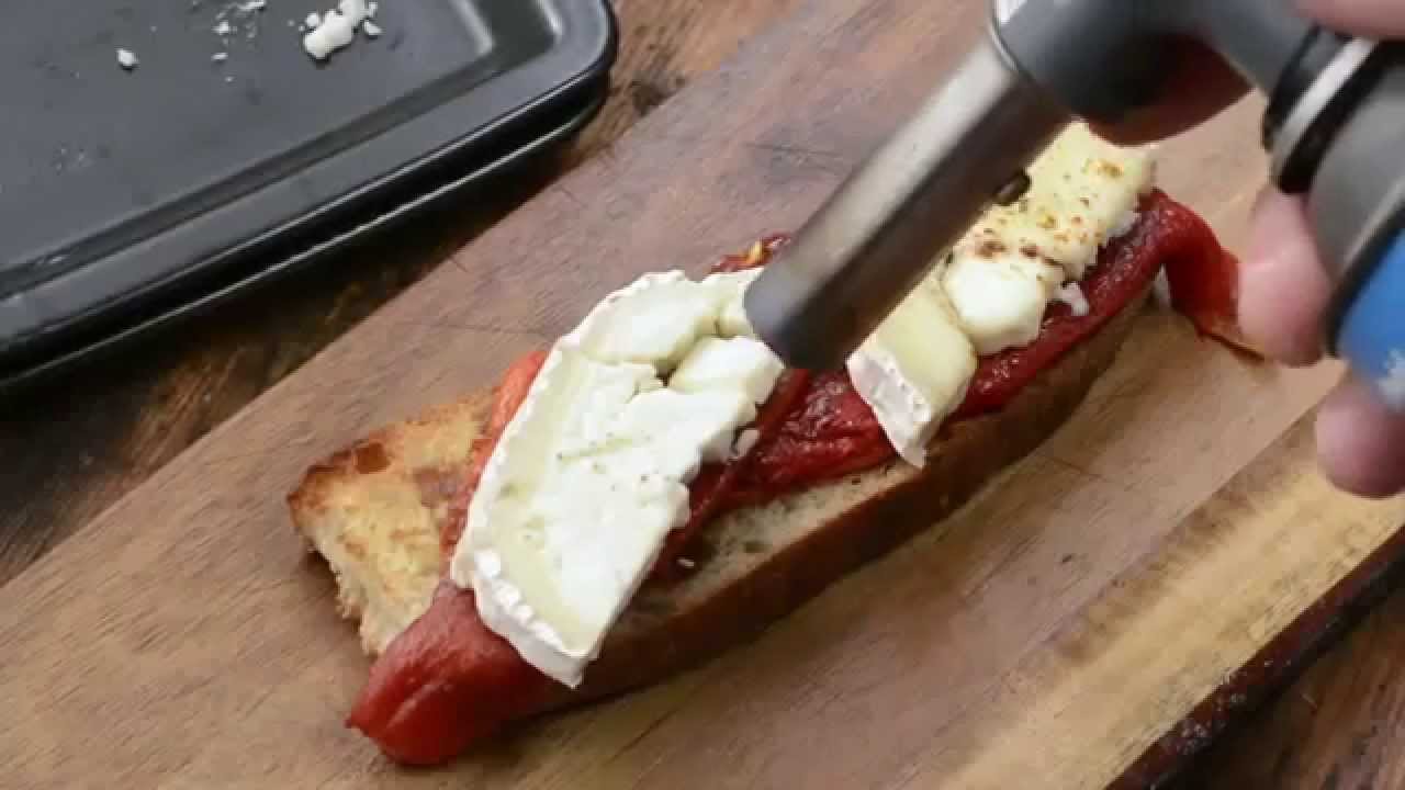 Pan de coca con cebolla caramelizada, pimiento y queso de cabra - YouTube