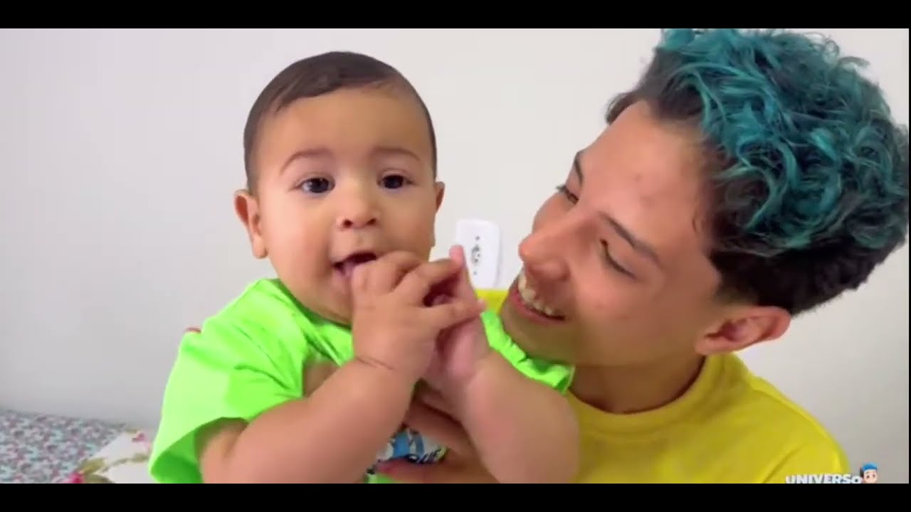 Henrique Cuida do seu irmão bebê heitor ajuda sua mamãe cansada - universo kids - YouTube