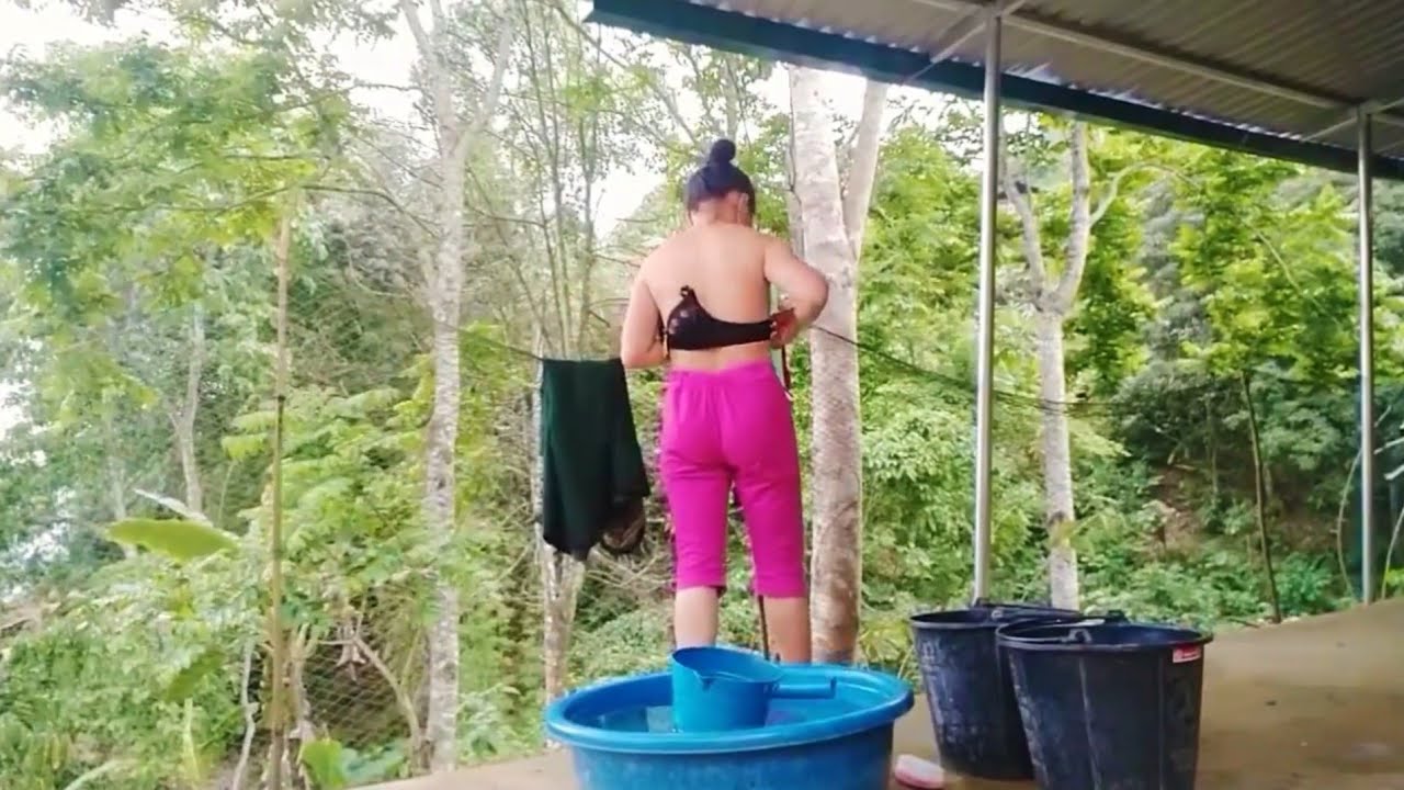 Ngintip janda cantik baju pink mandi di Desa - YouTube