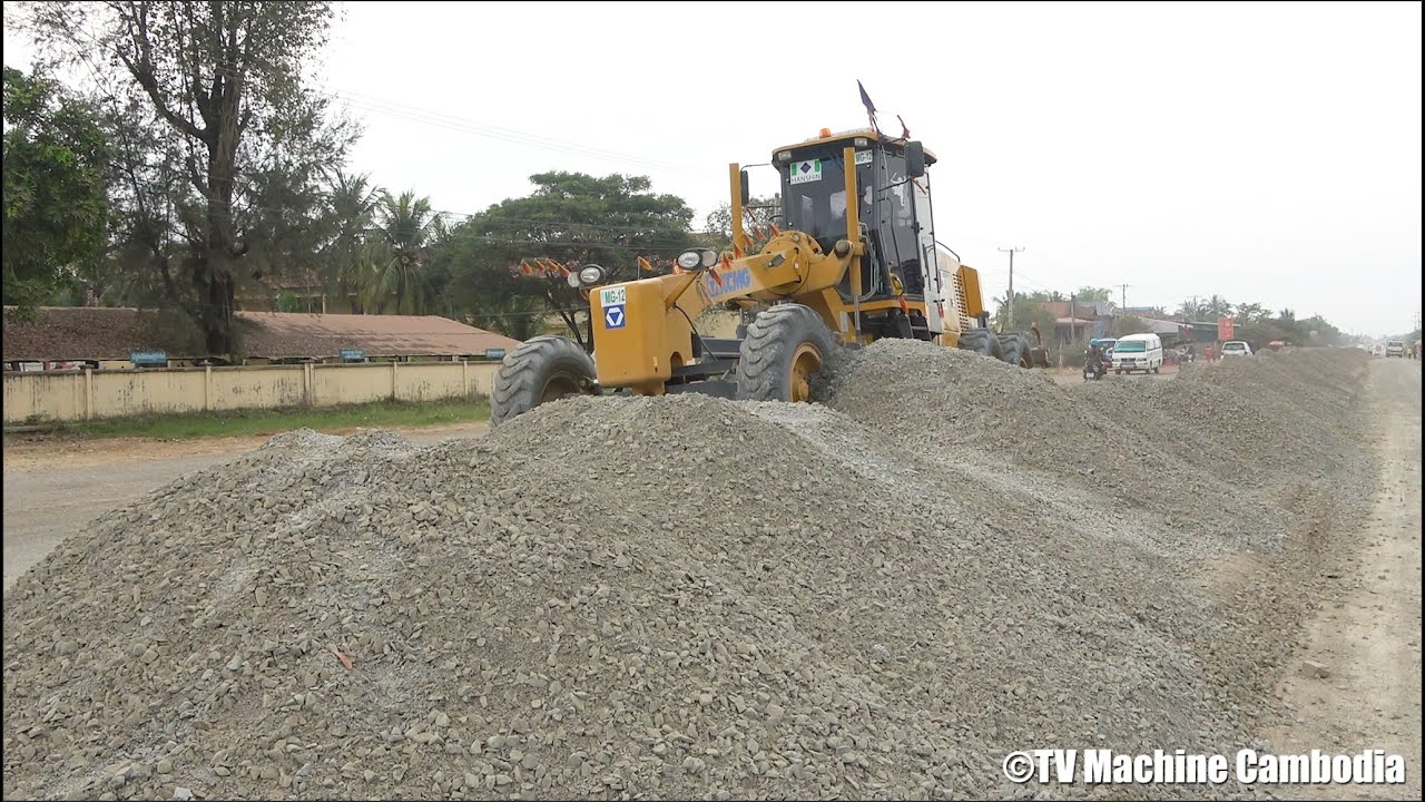 Best Motor Grader Cutting Slope Snd spreading Gravel Building Road ...
