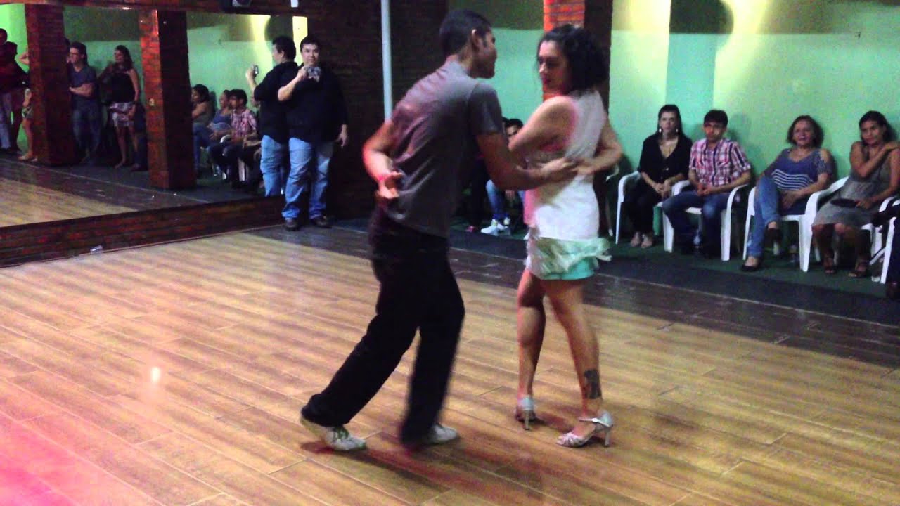 Apresentação de forró de Sinara e Amsranon de improviso na Academia ...