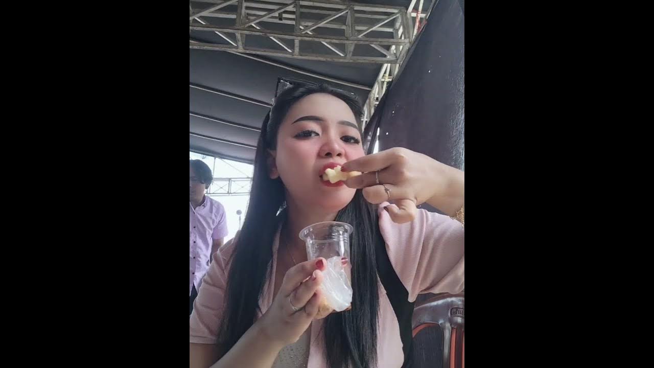 Temenin akuuu makan rujakk dipanggungg💋 - YouTube