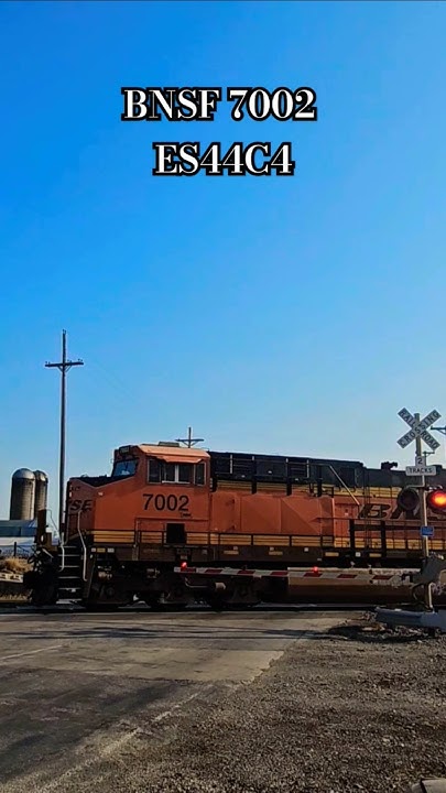 BNSF 7002 ES44C4 - YouTube