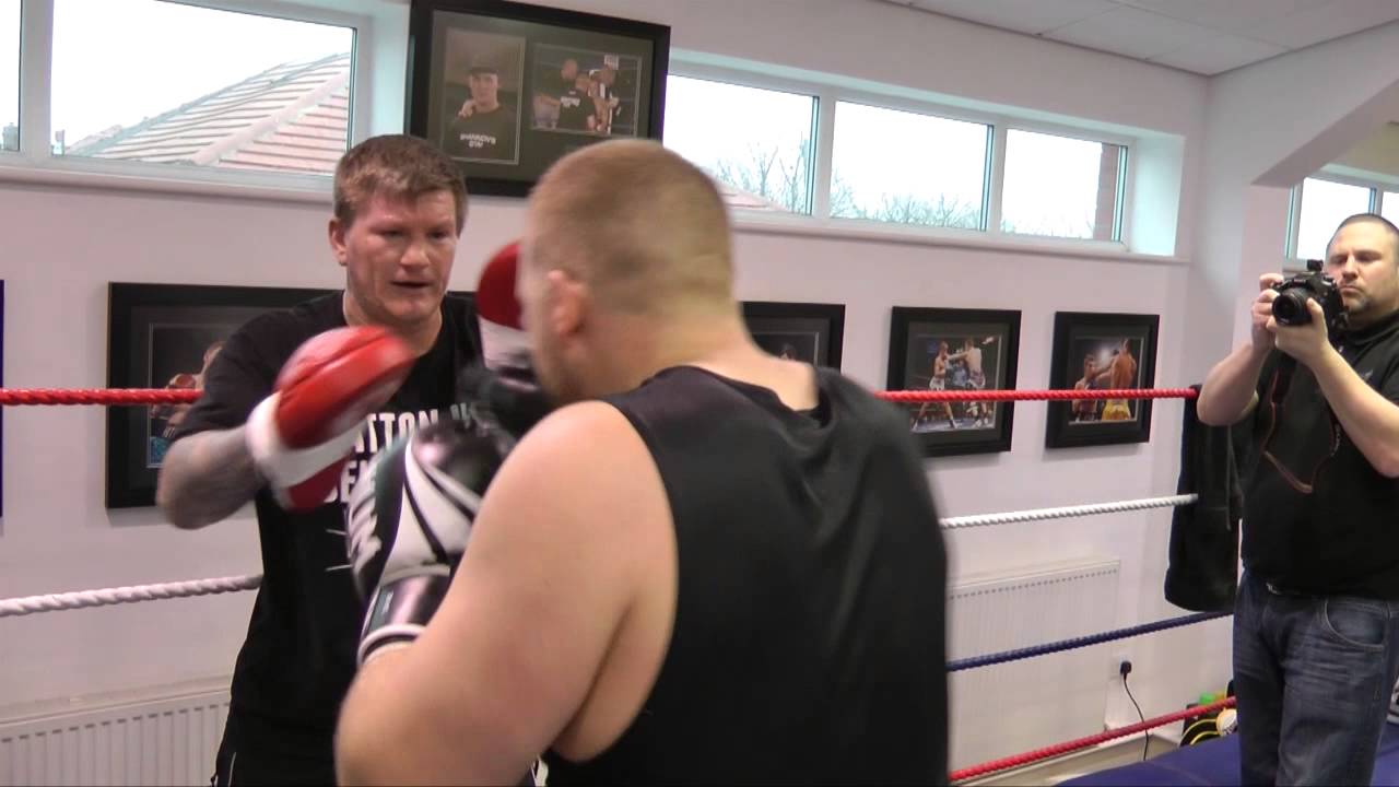 Ricky Hatton takes Workshop attendees on the pads - Group One 14 March ...