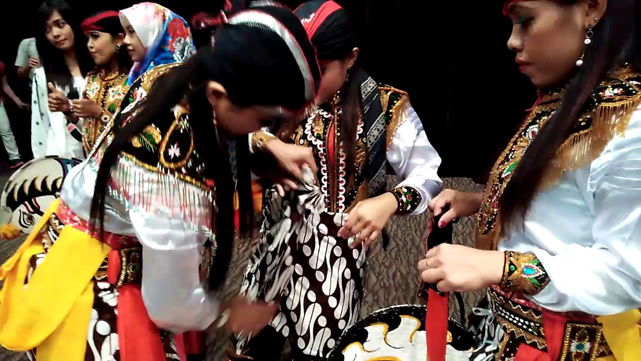 Costum Garuda di Panggung Merah Putih - YouTube