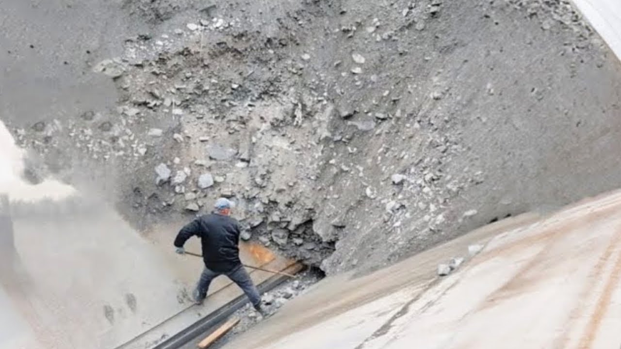 Dangerous Operation! There Are Stones Hidden In The Sand, Flying ...