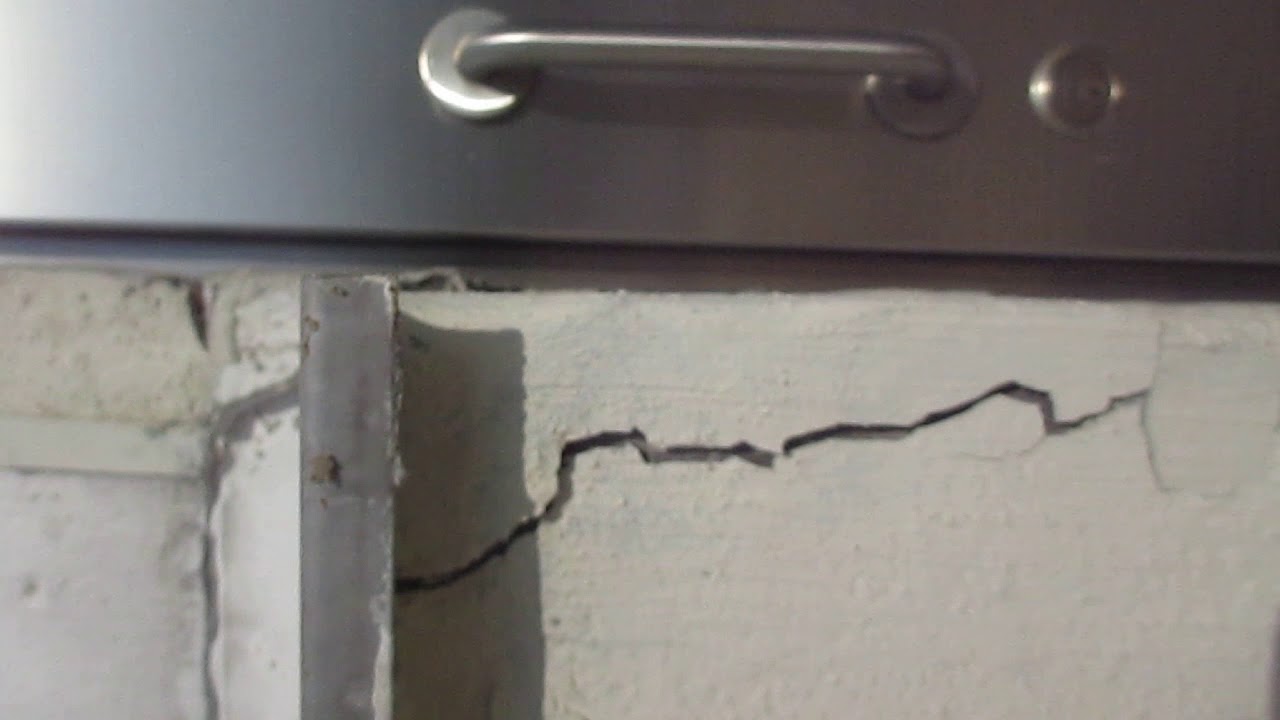 Wall crack/building defects - YouTube
