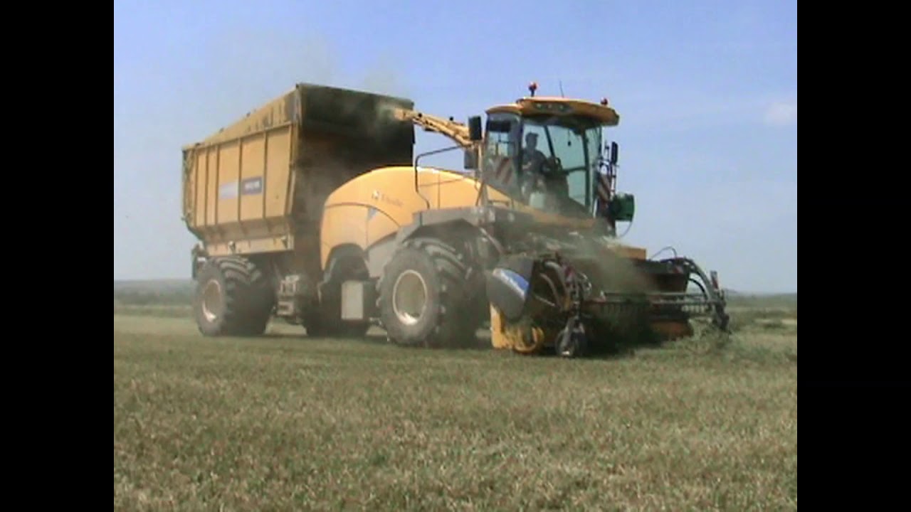 NEW HOLLAND FORAGERS HARVESTING LUCERNE - YouTube