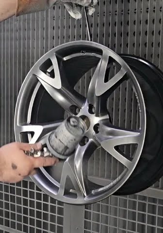 Wheel Refurbishment: Spraying Chrome Paint/ Shadow Chrome Effect - YouTube
