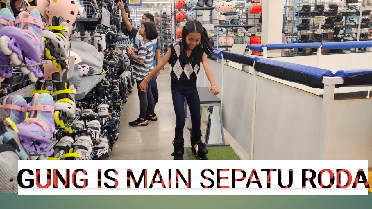 Gung Is main Sepatu Roda di decathlon - YouTube