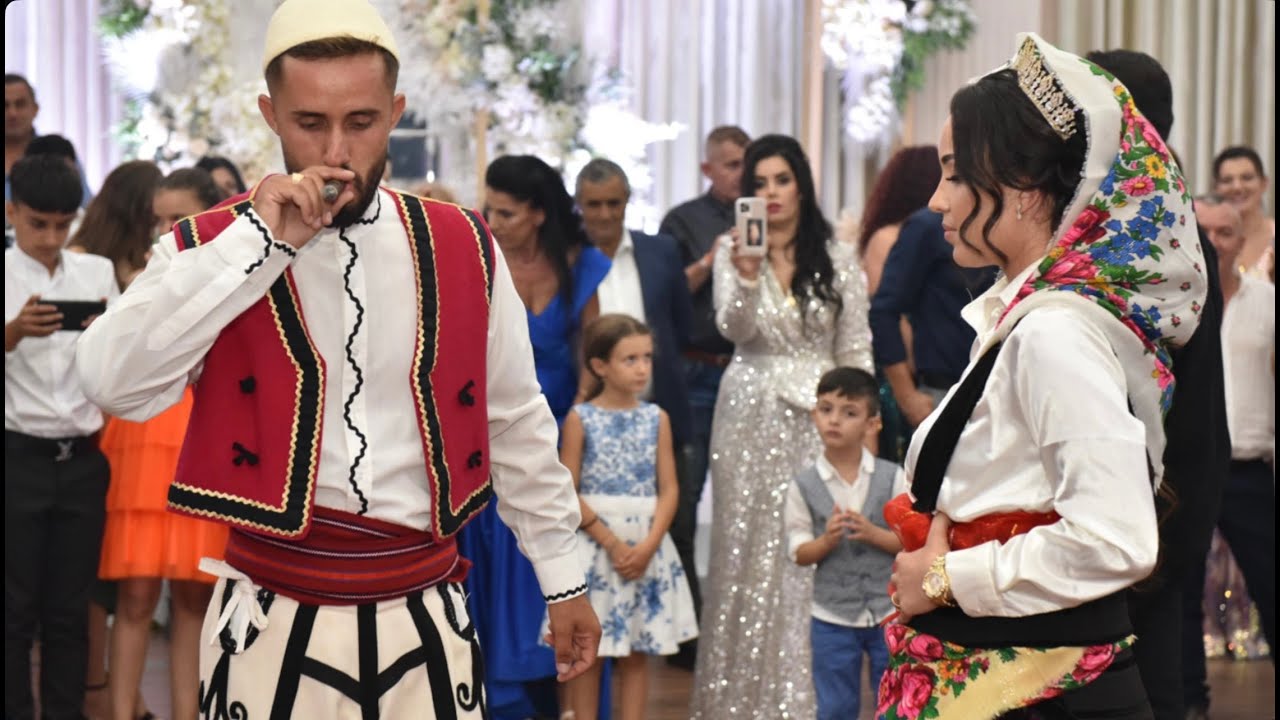Hyrja e çiftit me veshje tradicionale - Dasma e Malsorit | Antonella ...