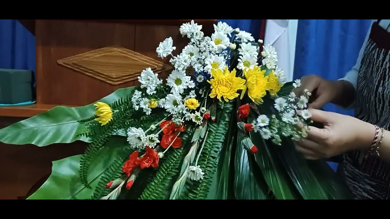 Merangkai bunga segar untuk mimbar - YouTube