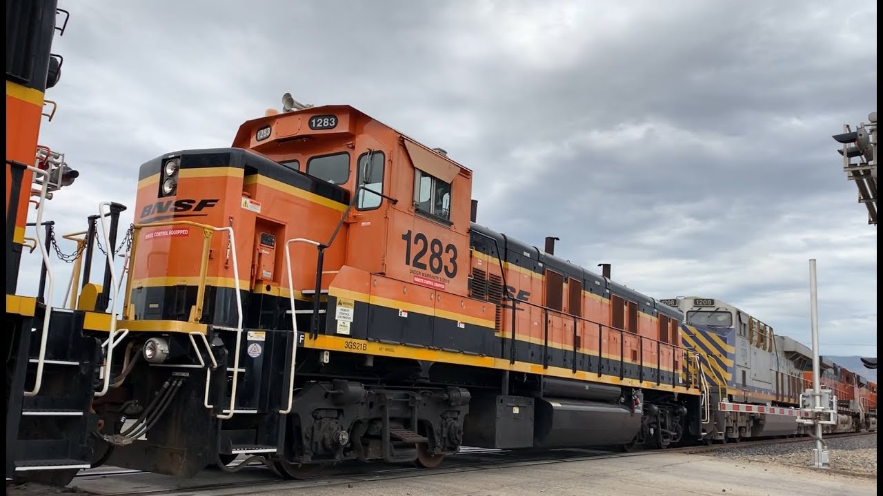 RARE: Chasing a BNSF Manifest with a CREX ES44AC, BNSF Genset (NRE ...