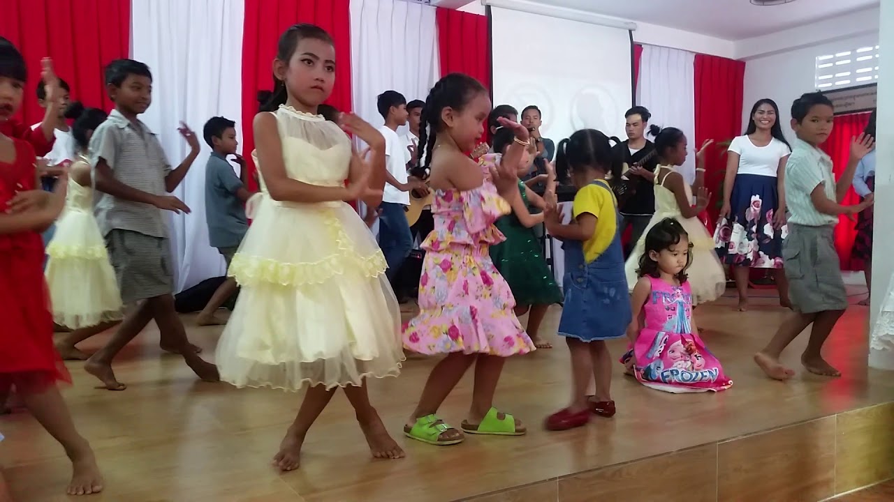 Deborah Poy & Mariah Poy were dancing at a church service. - YouTube