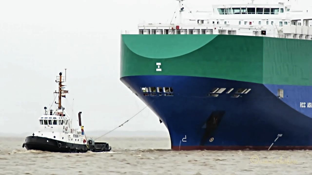 Einlauf Autotransporter RCC ASIA RoRo car carrier 3 tugs assist inbound ...