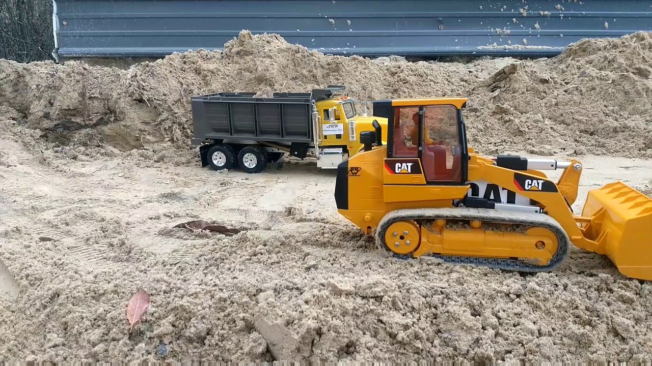 RC Cat 963 loading a RC Peterbilt dump truck - YouTube