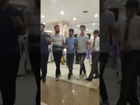 Istanbul da bazit gençleri ndn bi ileri bi geri halayı