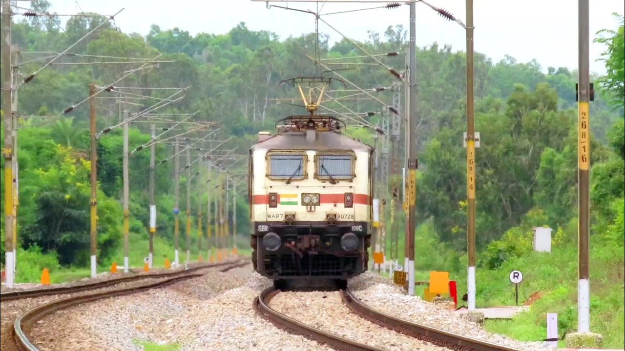 Sparks from Pantograph | SRC WAP-7 powering Howrah-Yeswanthpur Duronto ...