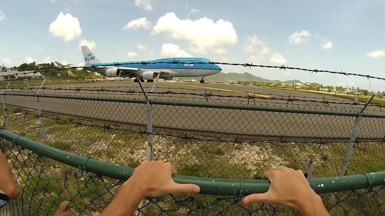 Fence Surfing Maho Beach KLM 747-400 - YouTube