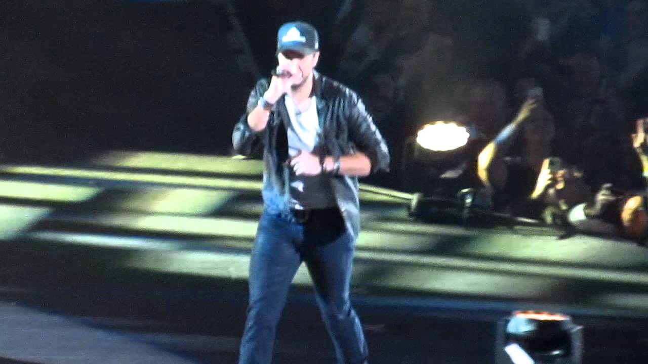 Luke Bryan Entrance & Kiss Tomorrow Goodbye - YouTube