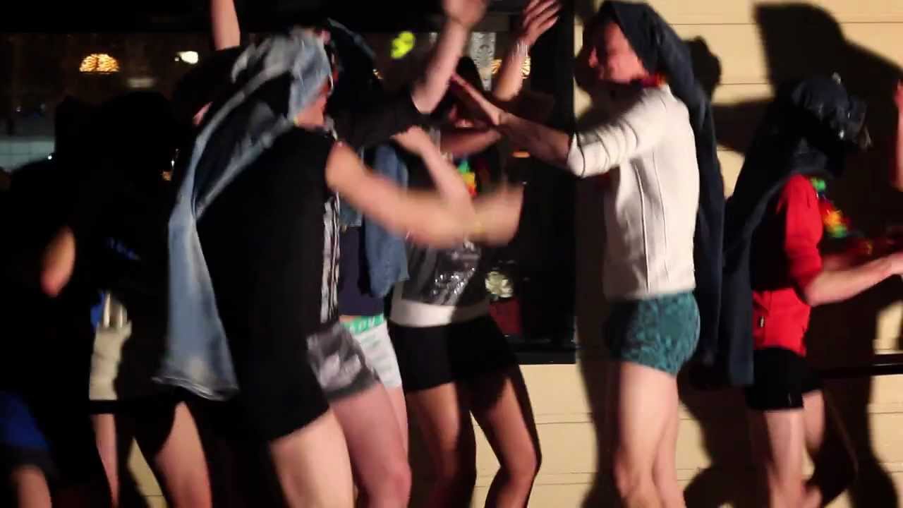 De Moskitoos - Broek Uit Op Je Hoofd (HD Clip) - YouTube