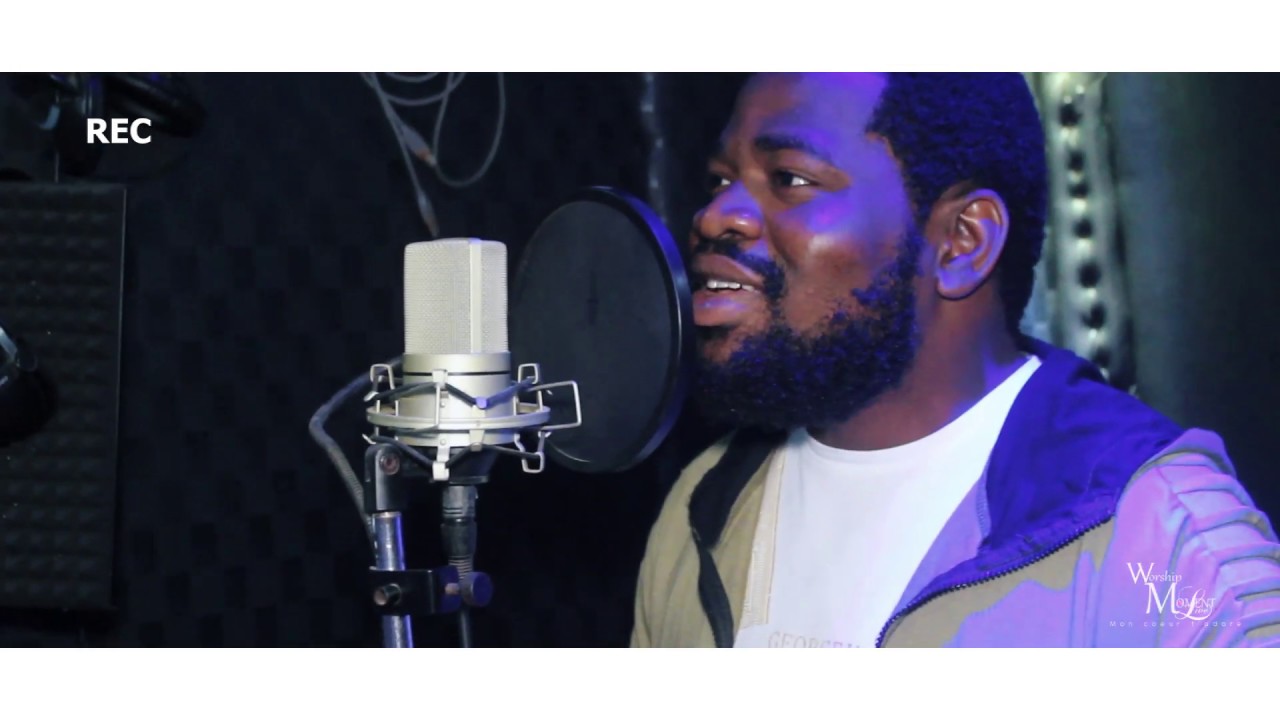 Frère Emmanuel Musongo dans worship akuna kama wewe medley - YouTube