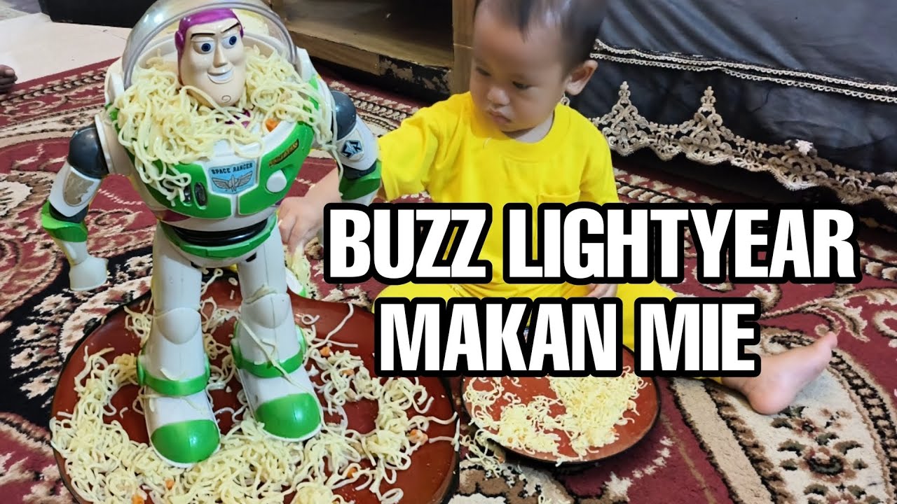 BUZZ LIGHTYEAR TOY STORY MAKAN SUP MIE DARI PROMINA - YouTube