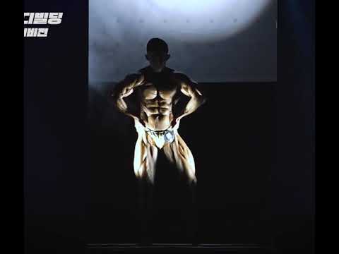 AESHTETIC MUSCLEHUNKS FLEX POSING