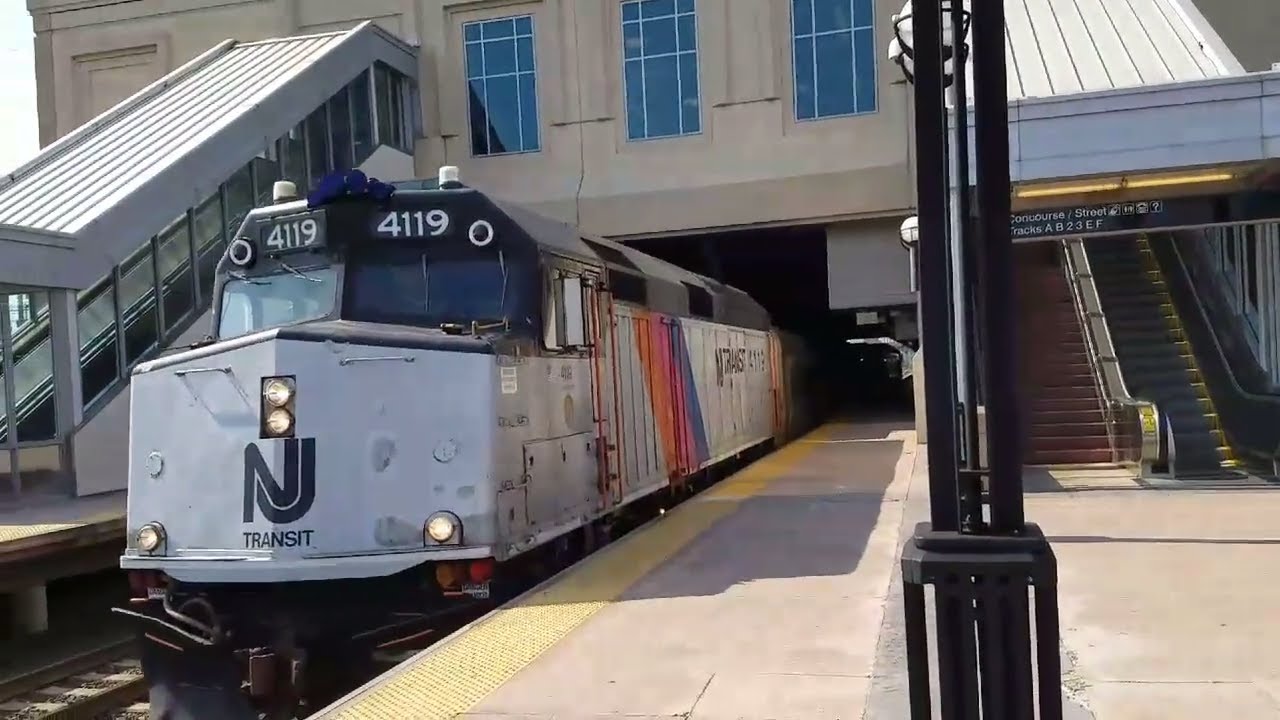 RARE - NJT F40PH 4119 Revenue Service on PVL - YouTube
