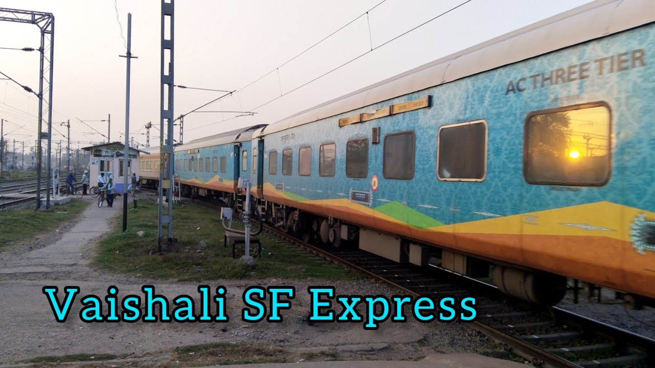 Vaishali SF Express Arriving At Barauni Junction - YouTube