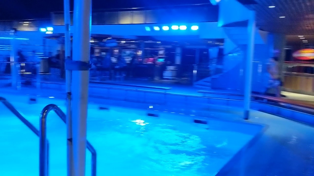 Carnival Conquest pool when wind speed is 28knots - YouTube