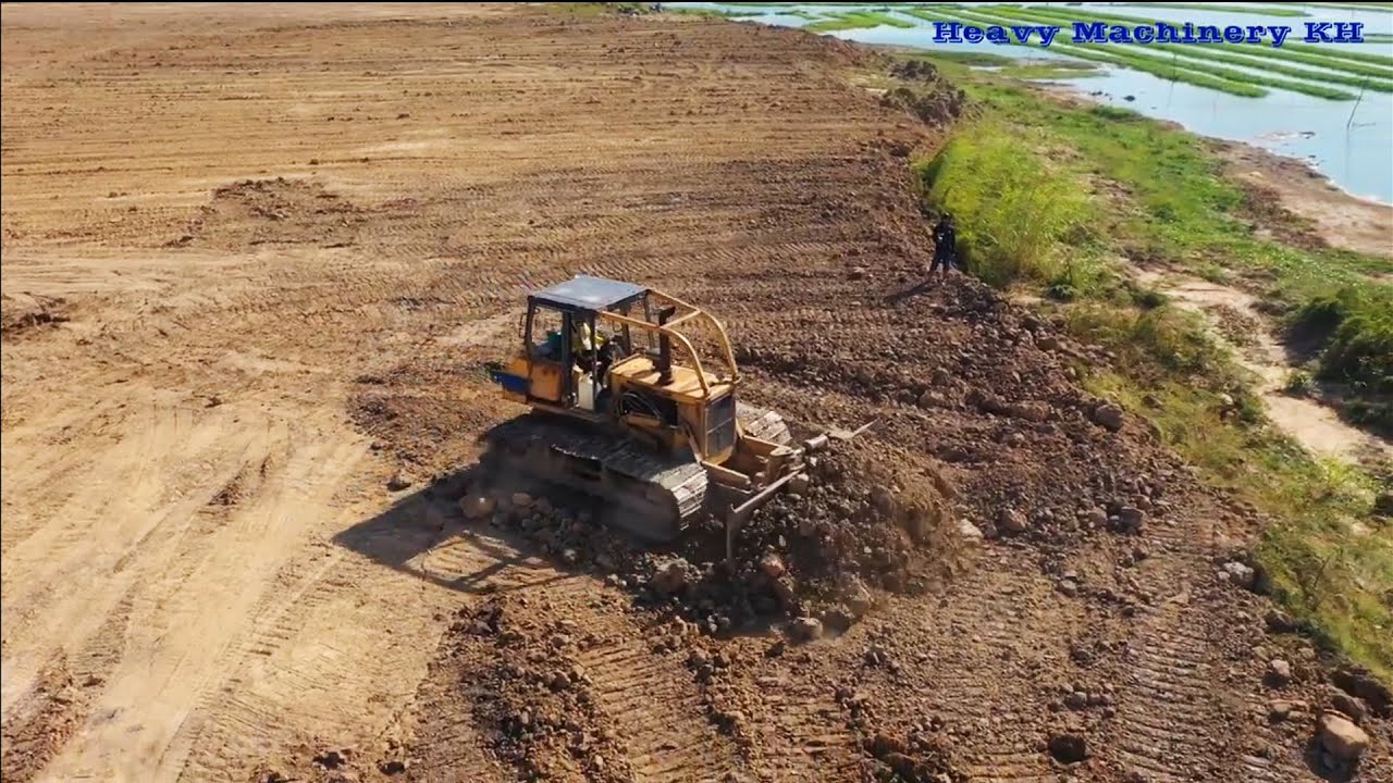 Amazing KOMATSU D58P Big Dozer Pushing Soil For Backfill ...