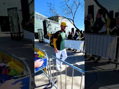 Giving Paul Blackburn Garlic Parmesan sunflower seeds on his way to practice 🤝