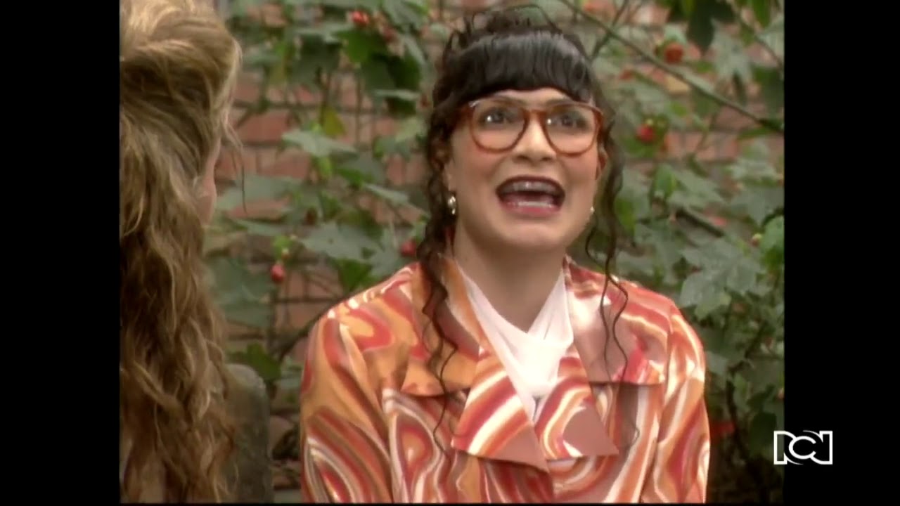 Aura María le da consejos de amor a Betty | Yo soy Betty, la fea - YouTube