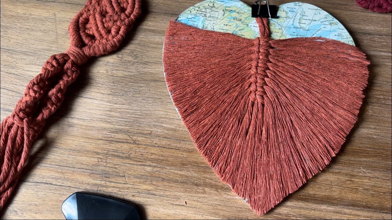 Hoja de macramé con nudo sencillo - YouTube